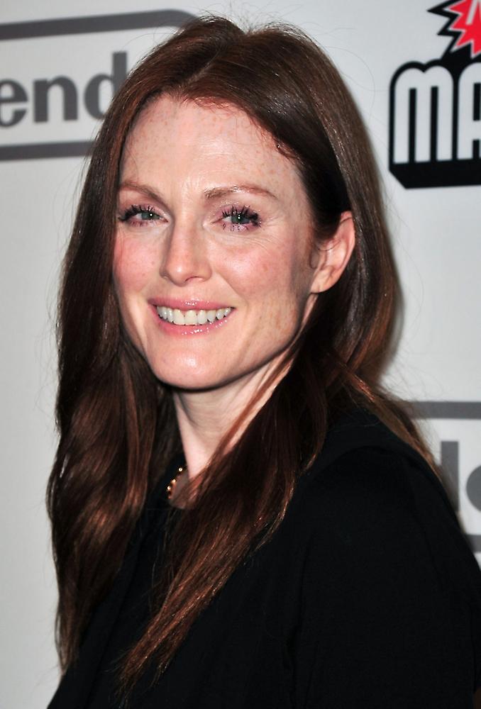 Julianne Moore At In-Store Appearance For New Super Mario Bros. Video ...