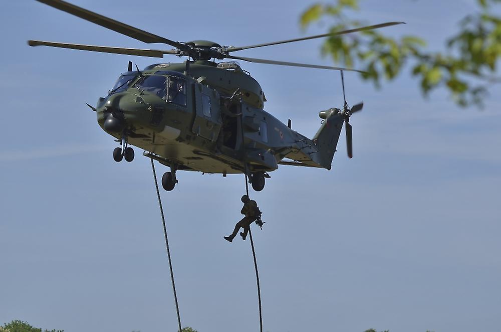 A pathfinder of the Belgian Army fast-roping from a NH90 helicopter ...