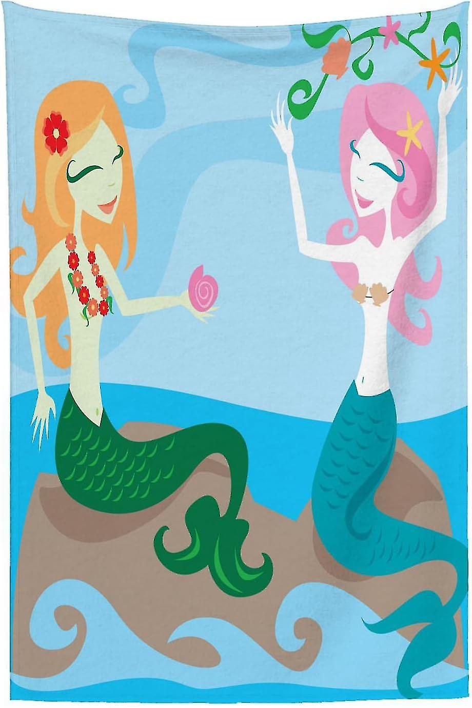 Varm blød to havfruer nyder havet sidder på klipper og leger med ...